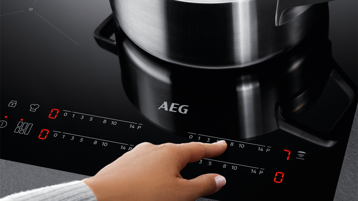 90cm 5 zone induction cooktop with ProCook & FlexiBridge - IKE95471FB | AEG